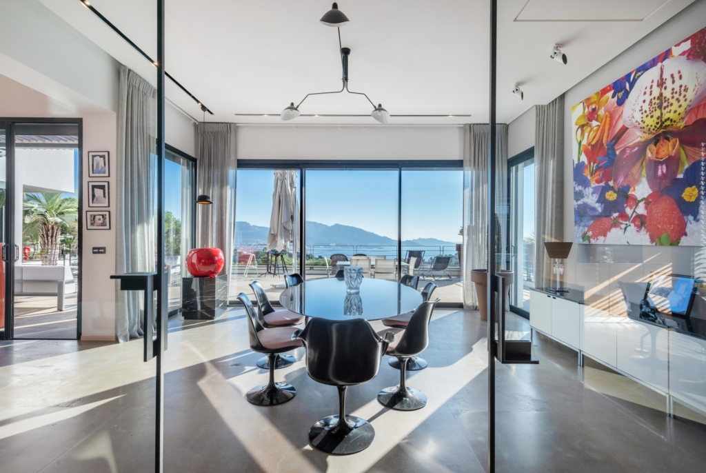 Blue, colour of the year in Marseille - SoBarnes