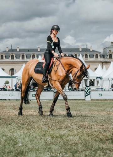 Caroline Baudry met BARNES en selle - SoBARNES